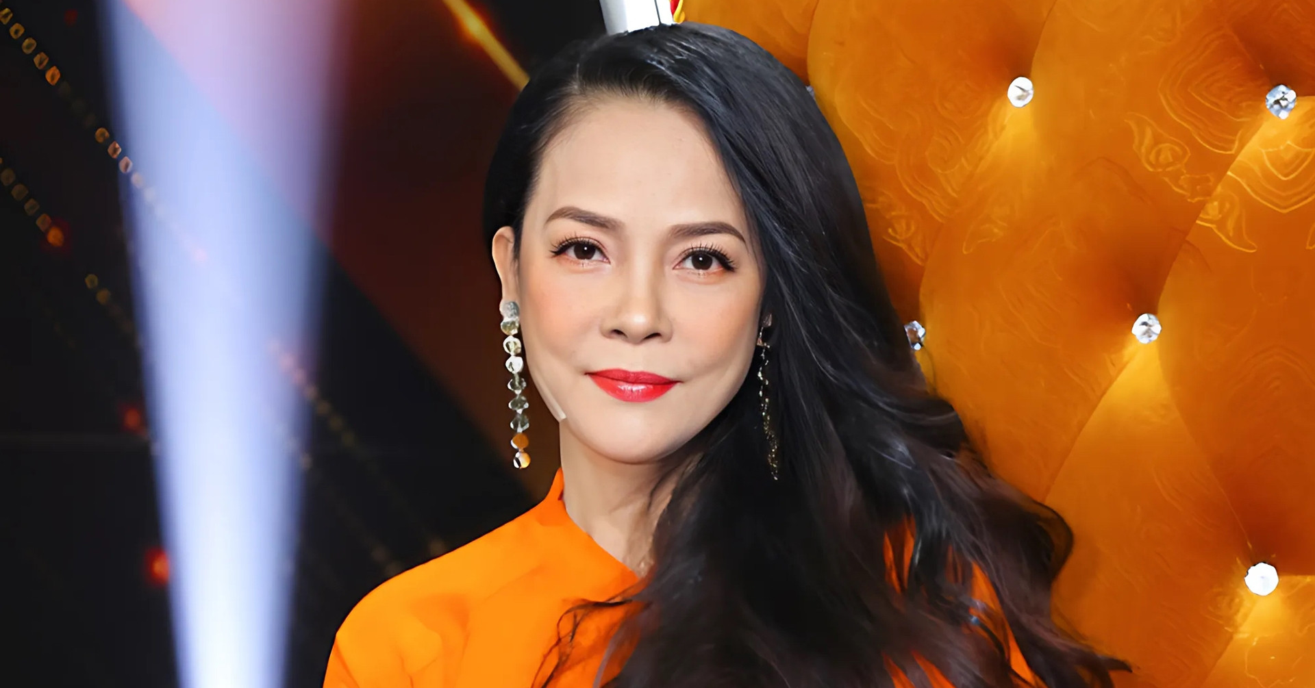 Ngỡ ngàng chuyện ca sĩ Hồng Hạnh ly hôn chồng doanh nhân hơn 18 tuổi