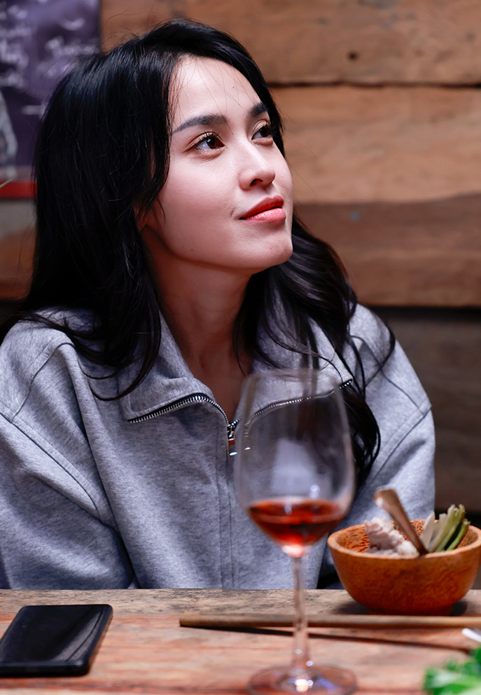 Tú Vi kể cảnh thân mật với bạn diễn cao 1,83m, tiết lộ sức khỏe xuống dốc