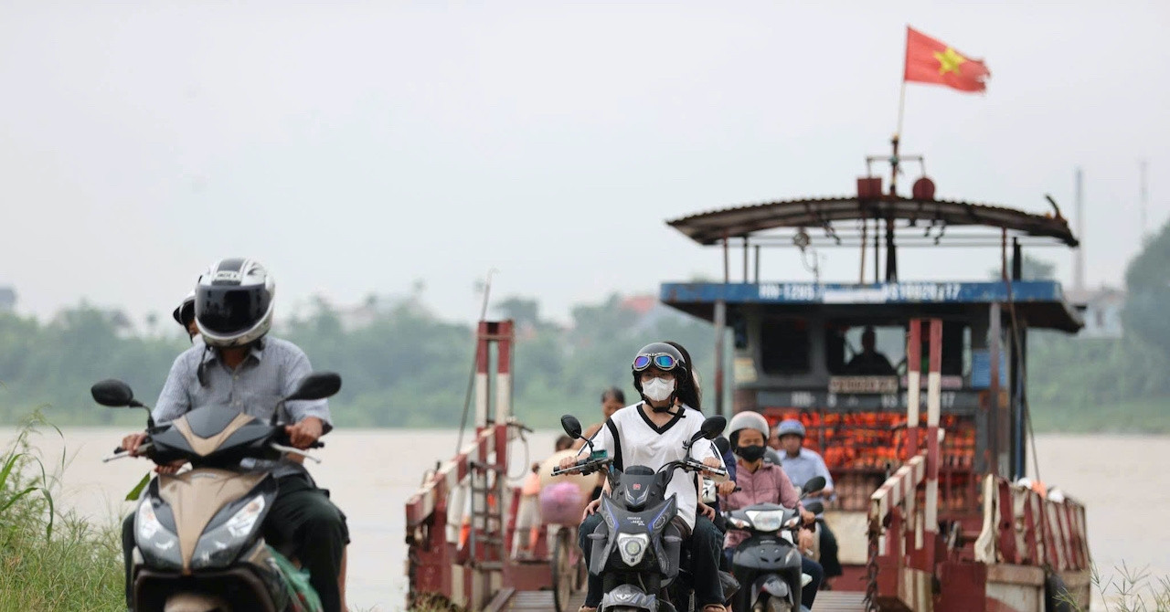 Cán bộ Hà Nội đi đò đến xã đảo trong ngày đầu vận hành chính quyền 2 cấp