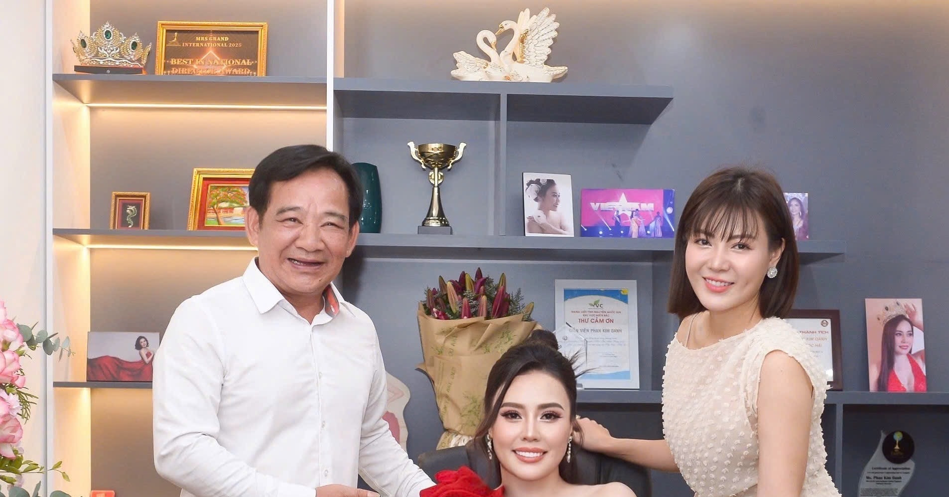 Nghệ sĩ Quang Tèo chúc mừng hoa hậu Phan Kim Oanh lên chức giám đốc