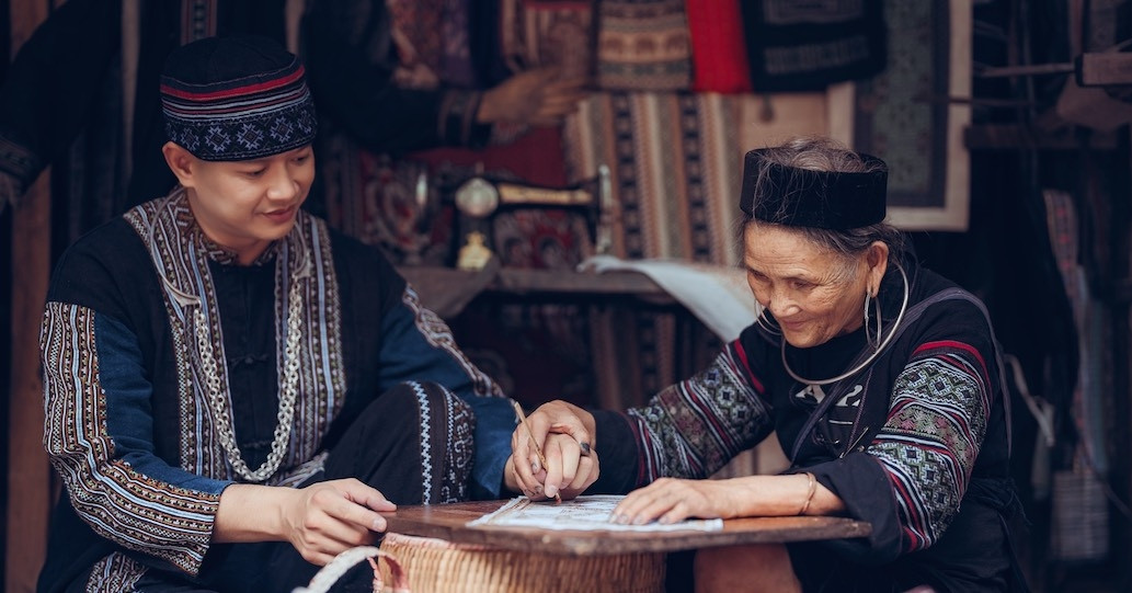 Siêu mẫu Hồ Đức Vĩnh hóa 'trai bản', hào hứng dạy tiếng Việt cho trẻ em ...