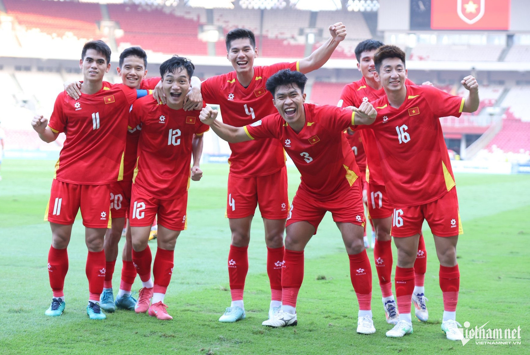 어느 채널에서 U23 베트남 대 U23 인도네시아의 축구 경기를 생중계로 시청할 수 있나요?