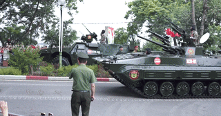 Người dân hô vang đón chào đoàn xe tăng tiến về Quảng trường Ba Đình
