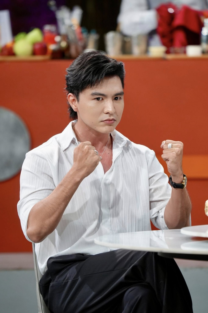 Mỹ nam 6 múi cao 1m78 hot nhất phim Mưa đỏ là ai?