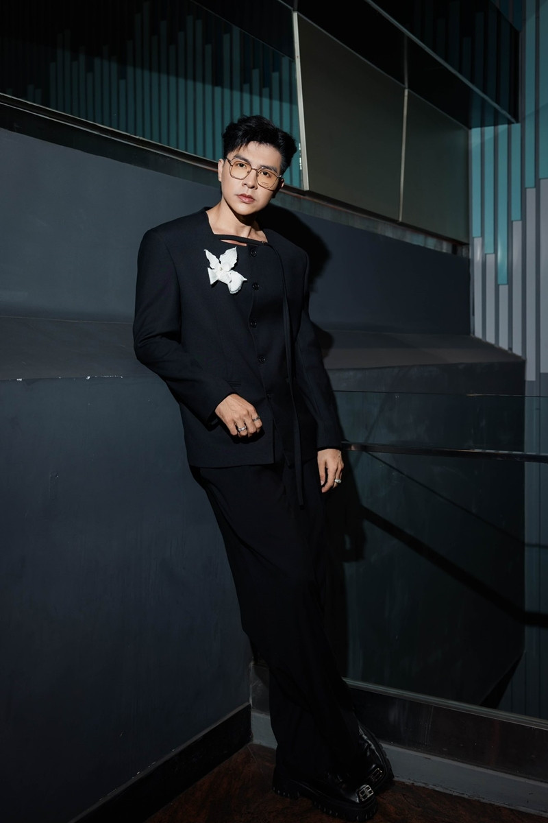 Mỹ nam 6 múi cao 1m78 hot nhất phim Mưa đỏ là ai?