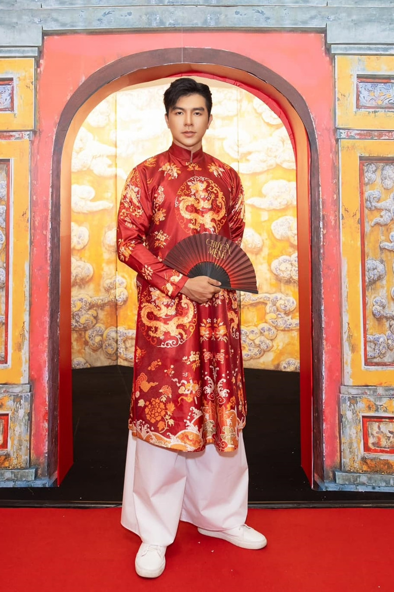 Mỹ nam 6 múi cao 1m78 hot nhất phim Mưa đỏ là ai?