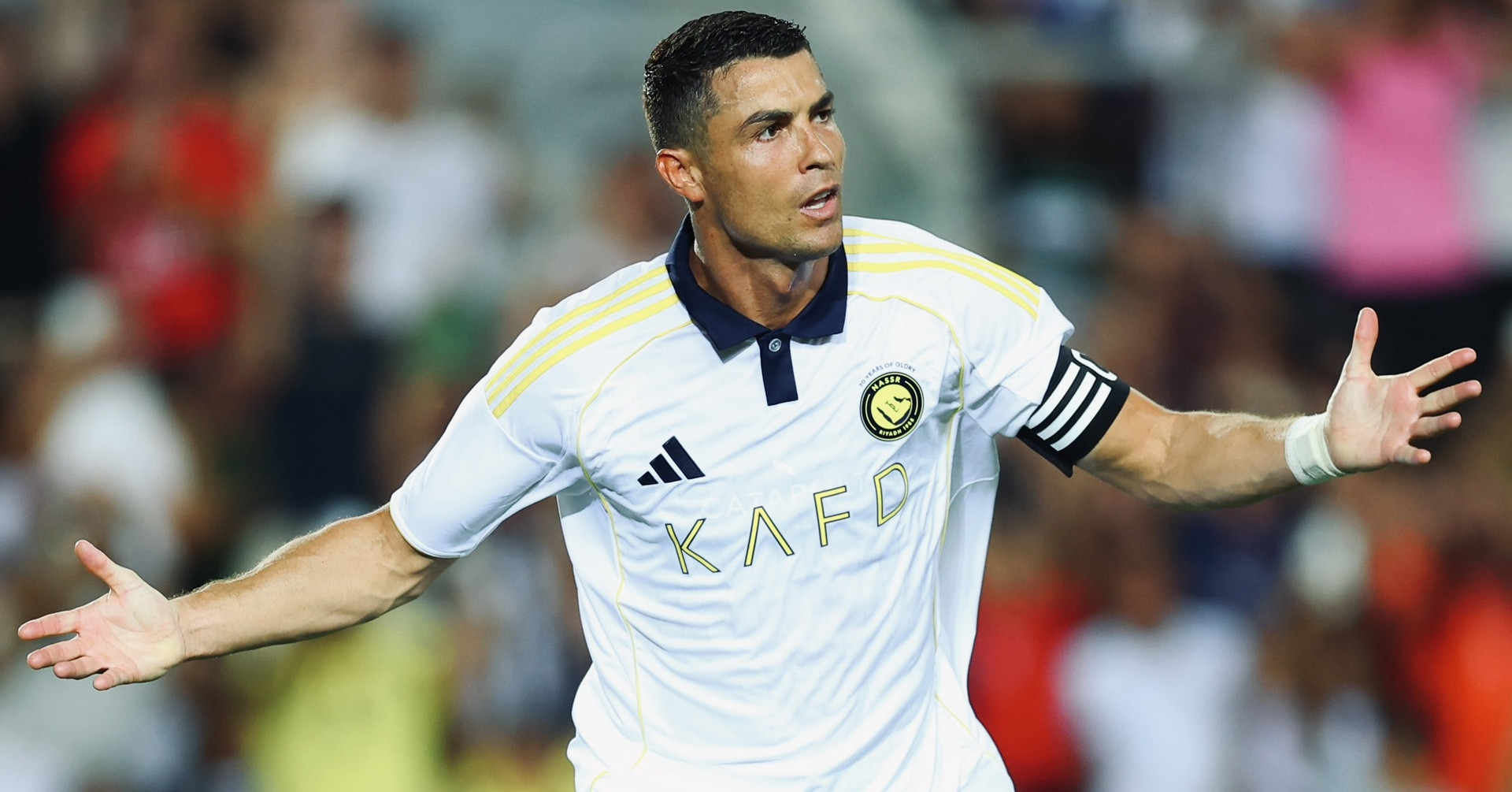 Ronaldo lập siêu phẩm cho Al Nassr, hành động cảm xúc với fan