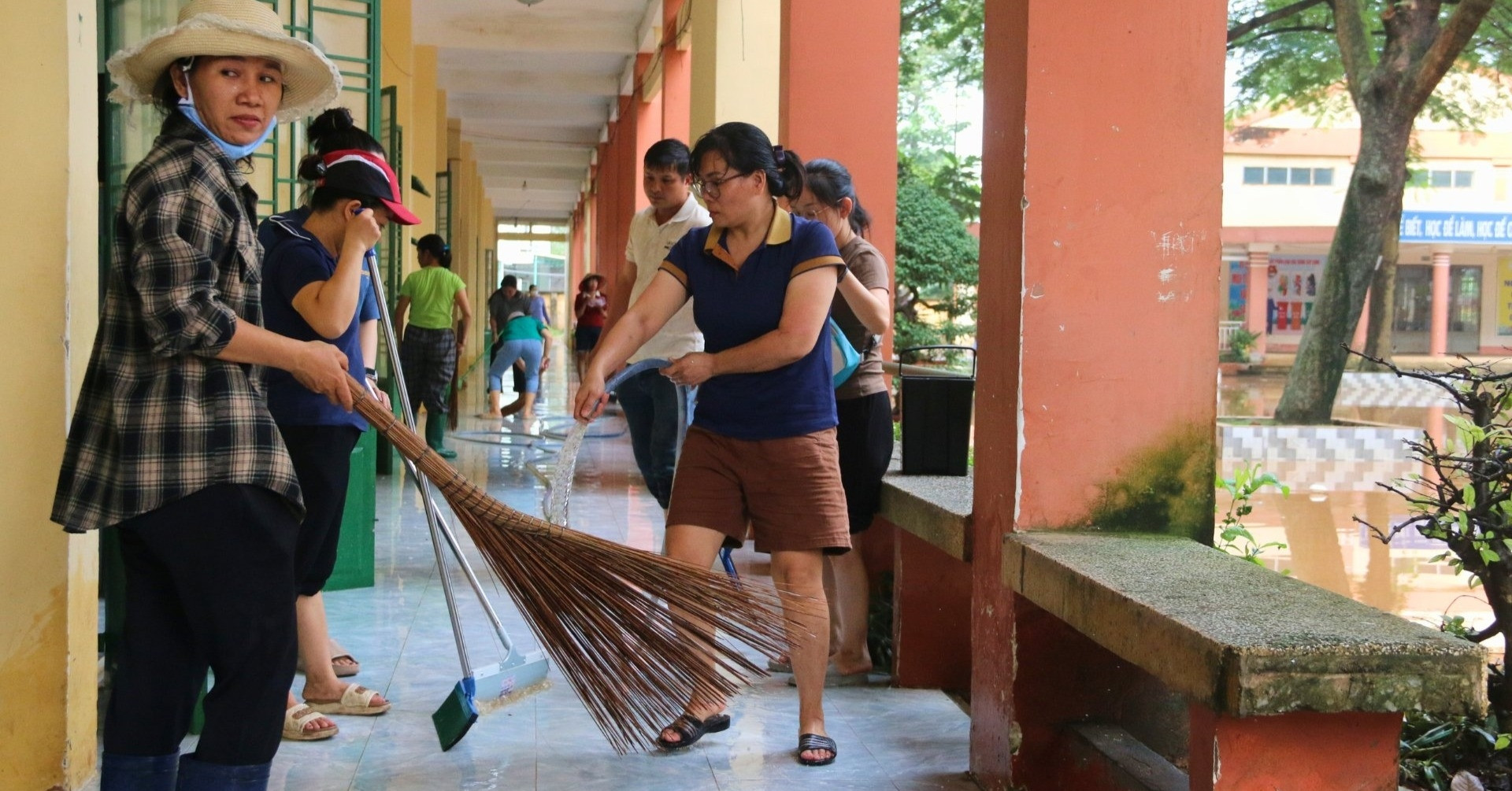 Bùn đất ngập ngụa khi lũ rút, thầy cô tất bật thu dọn để sớm đón học sinh
