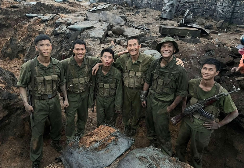 Đỗ Nhật Hoàng tiết lộ tính cách thật của dàn diễn viên trong Mưa đỏ