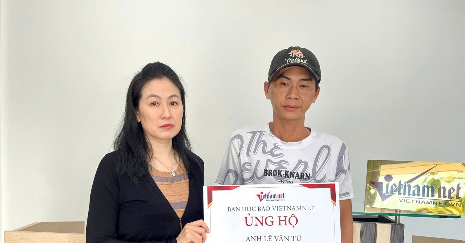 Trao hơn 45 triệu đồng đến anh Lê Văn Tú mắc di chứng chấn thương sọ não