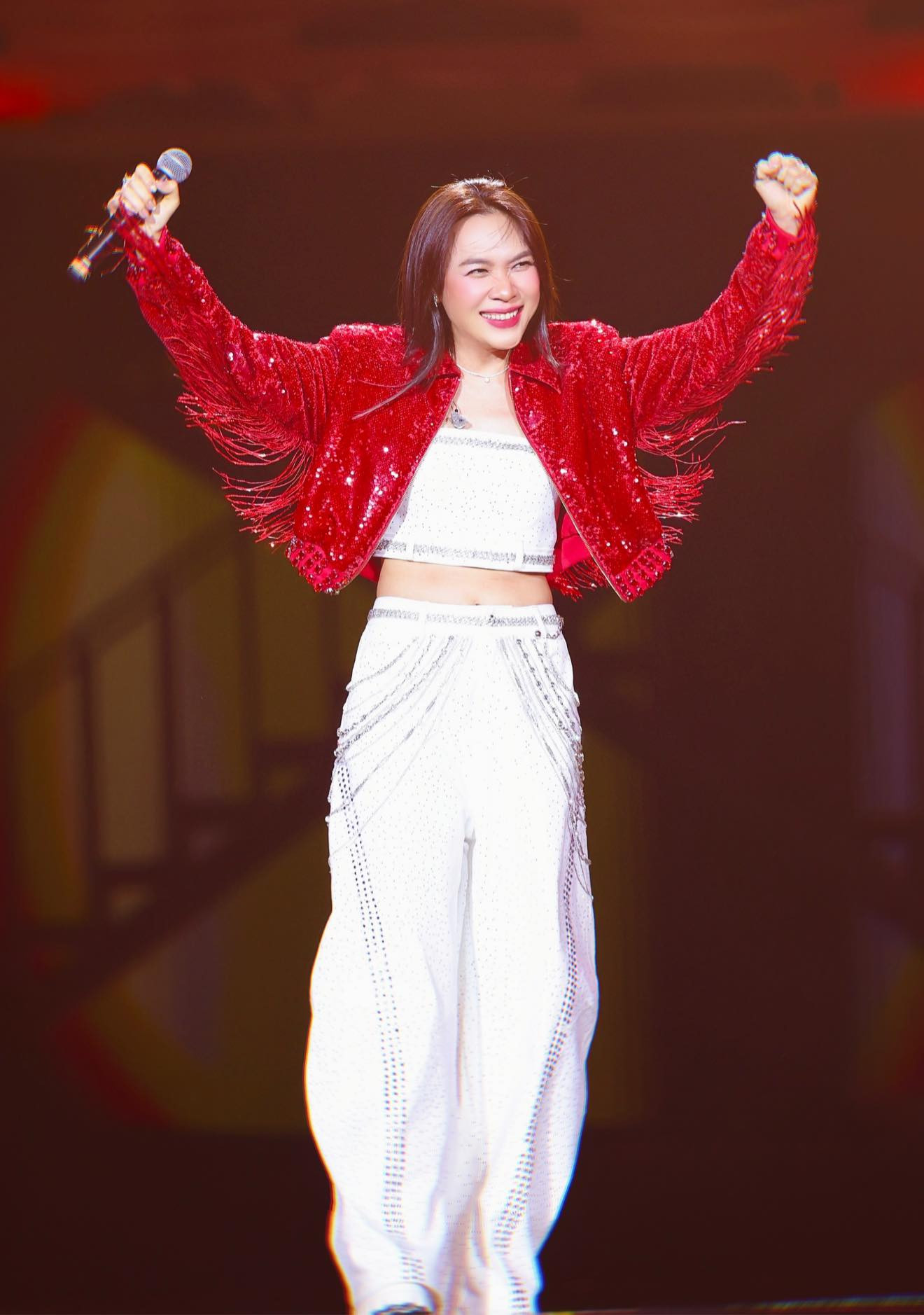 10 points for singer My Tam for handling the 'incident' during last ...