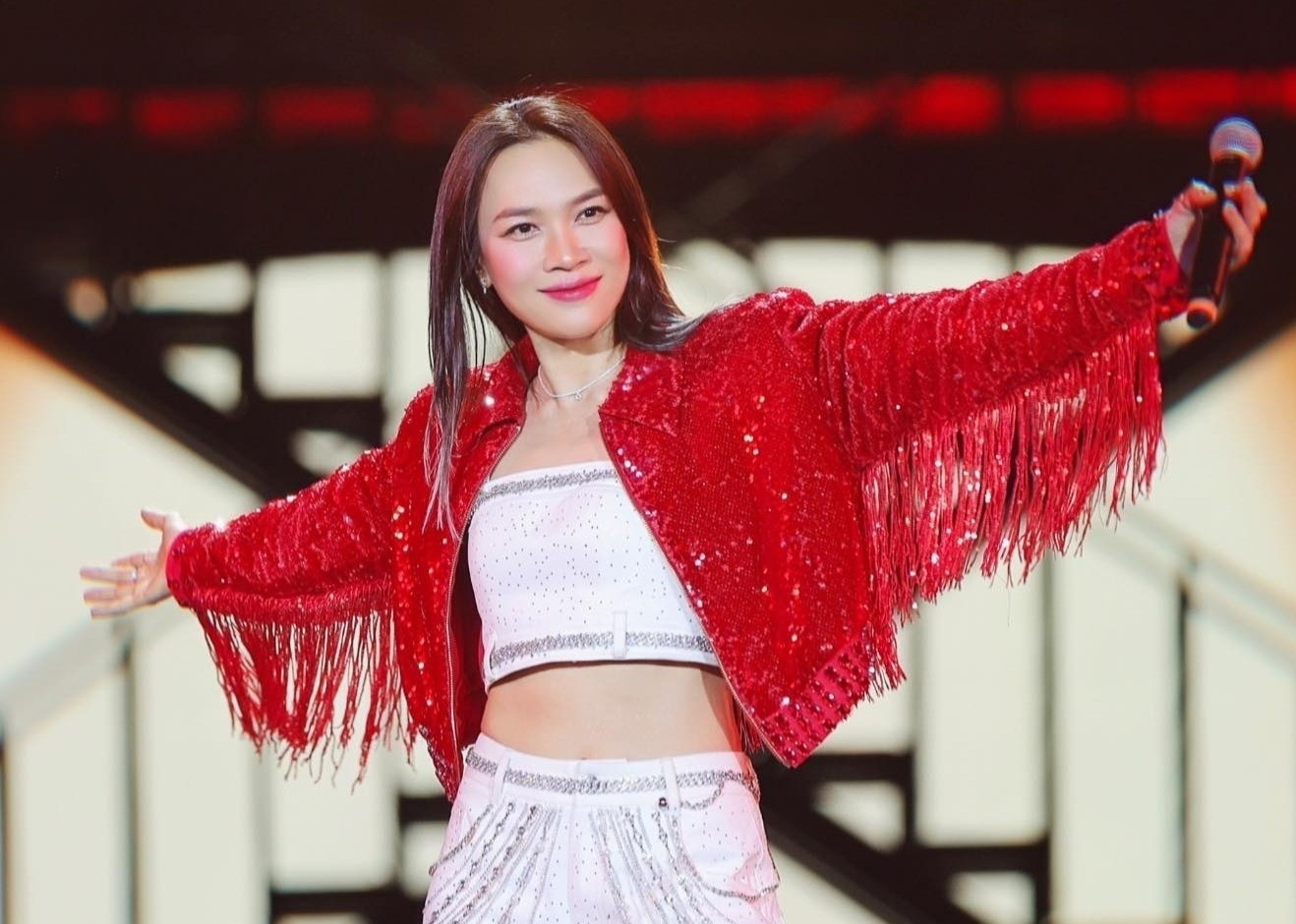 10 points for singer My Tam for handling the 'incident' during last ...