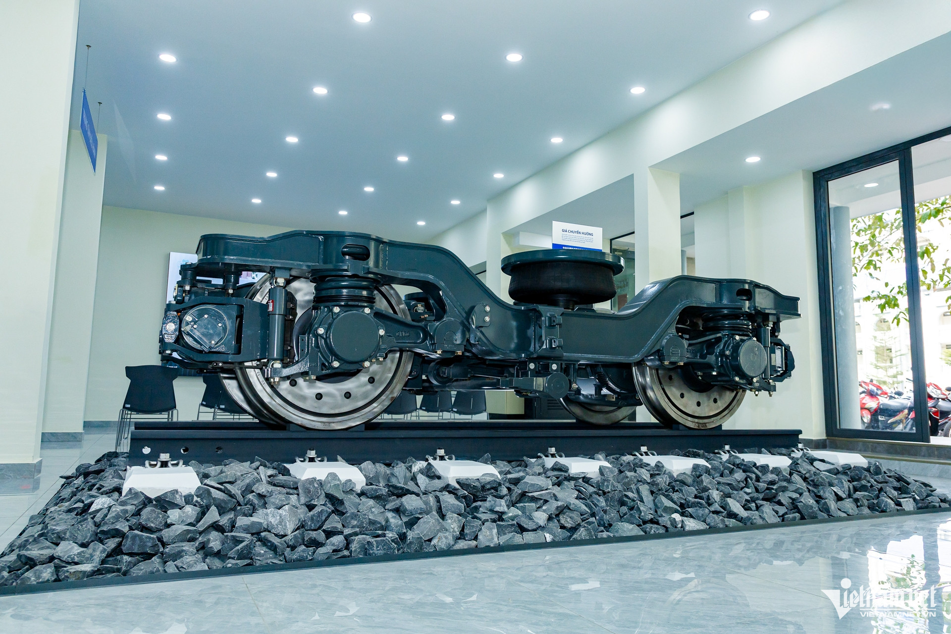 University announces 50 billion VND high-speed rail simulator room in ...