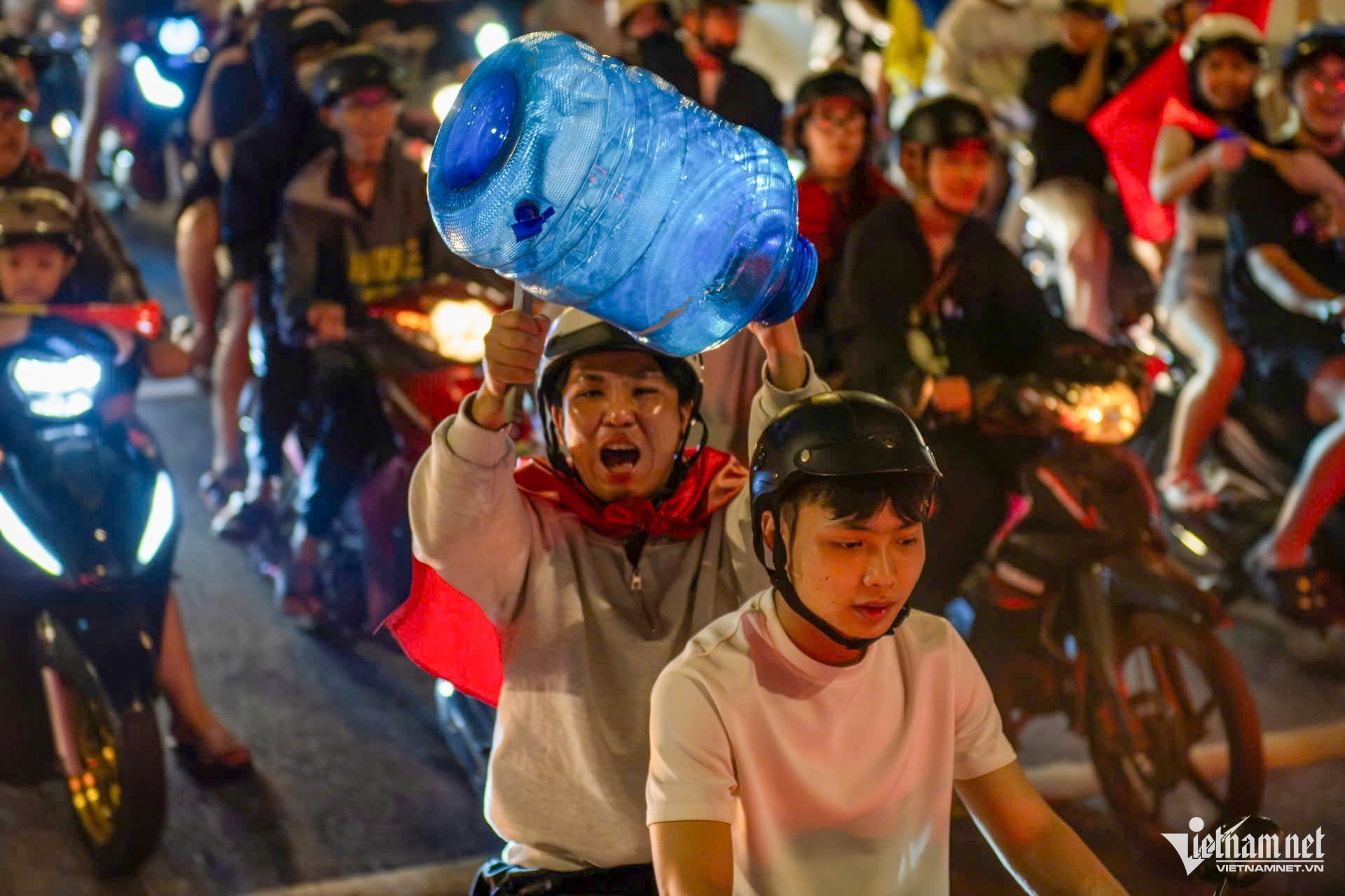 Ho Chi Minh City fans celebrated wildly late at night to welcome ...