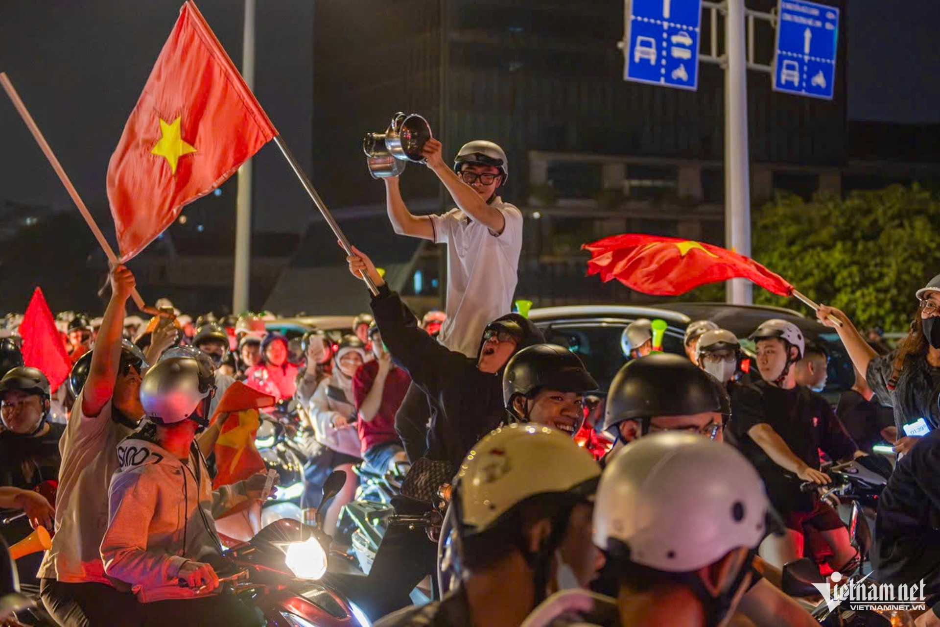 Ho Chi Minh City fans celebrated wildly late at night to welcome ...