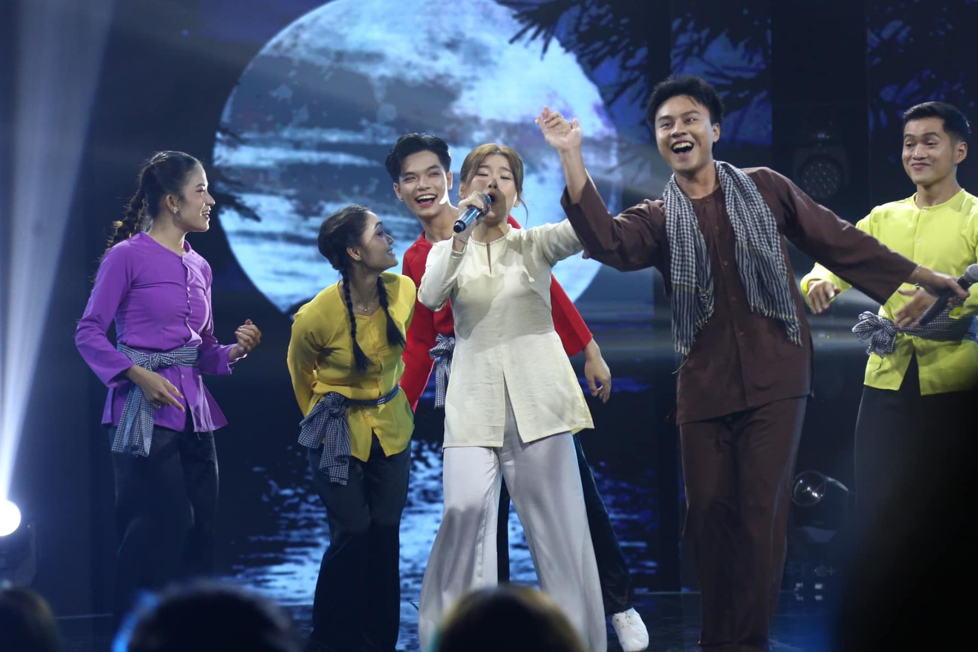 Singer Thanh Thanh receives good news.