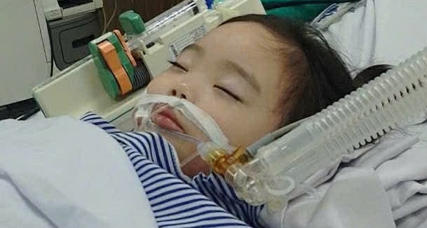 Con gái bại não chống chọi từng cơn động kinh, mẹ đơn thân gồng gánh ...