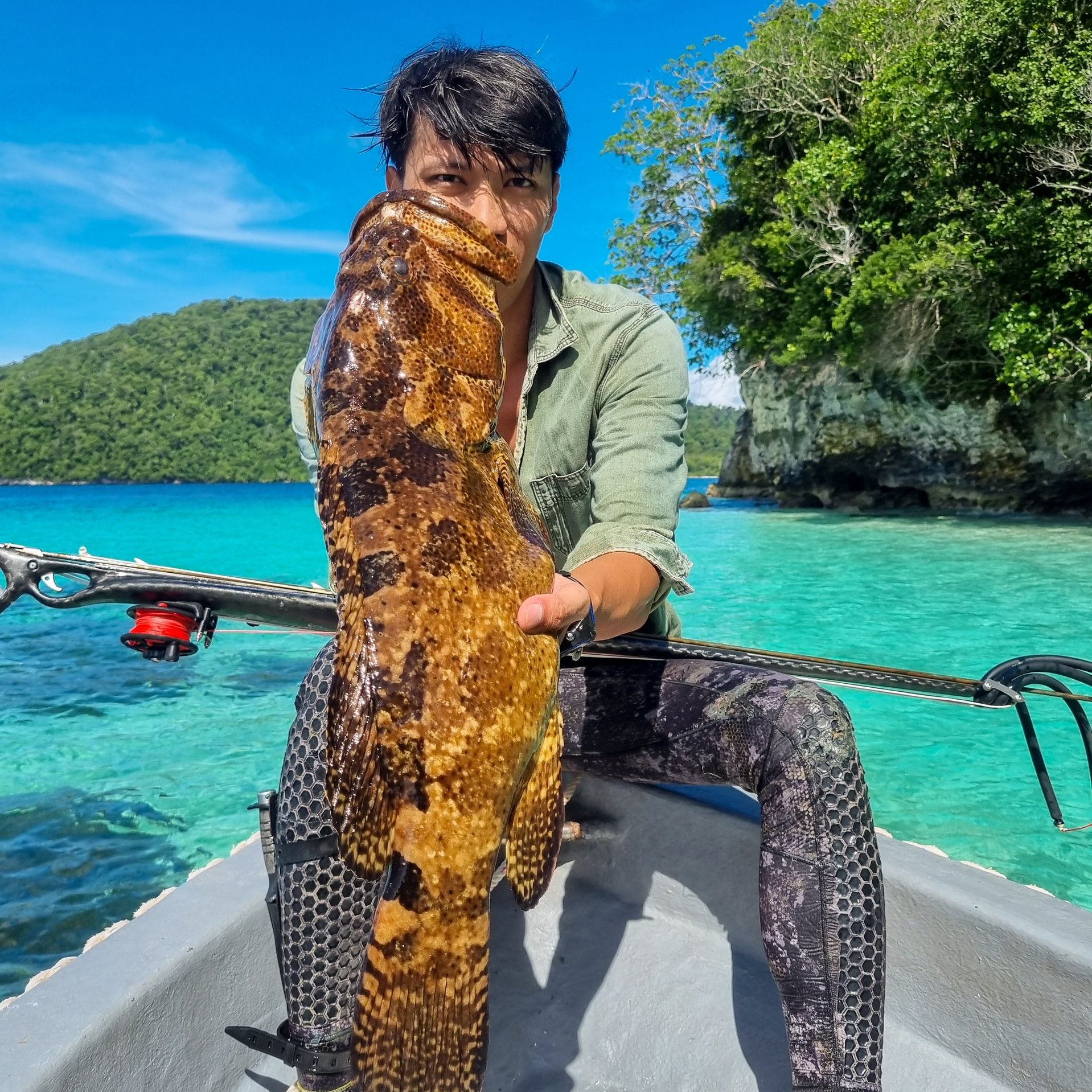 Vietnamese tourists live a wild lifestyle on a 'mysterious' island ...