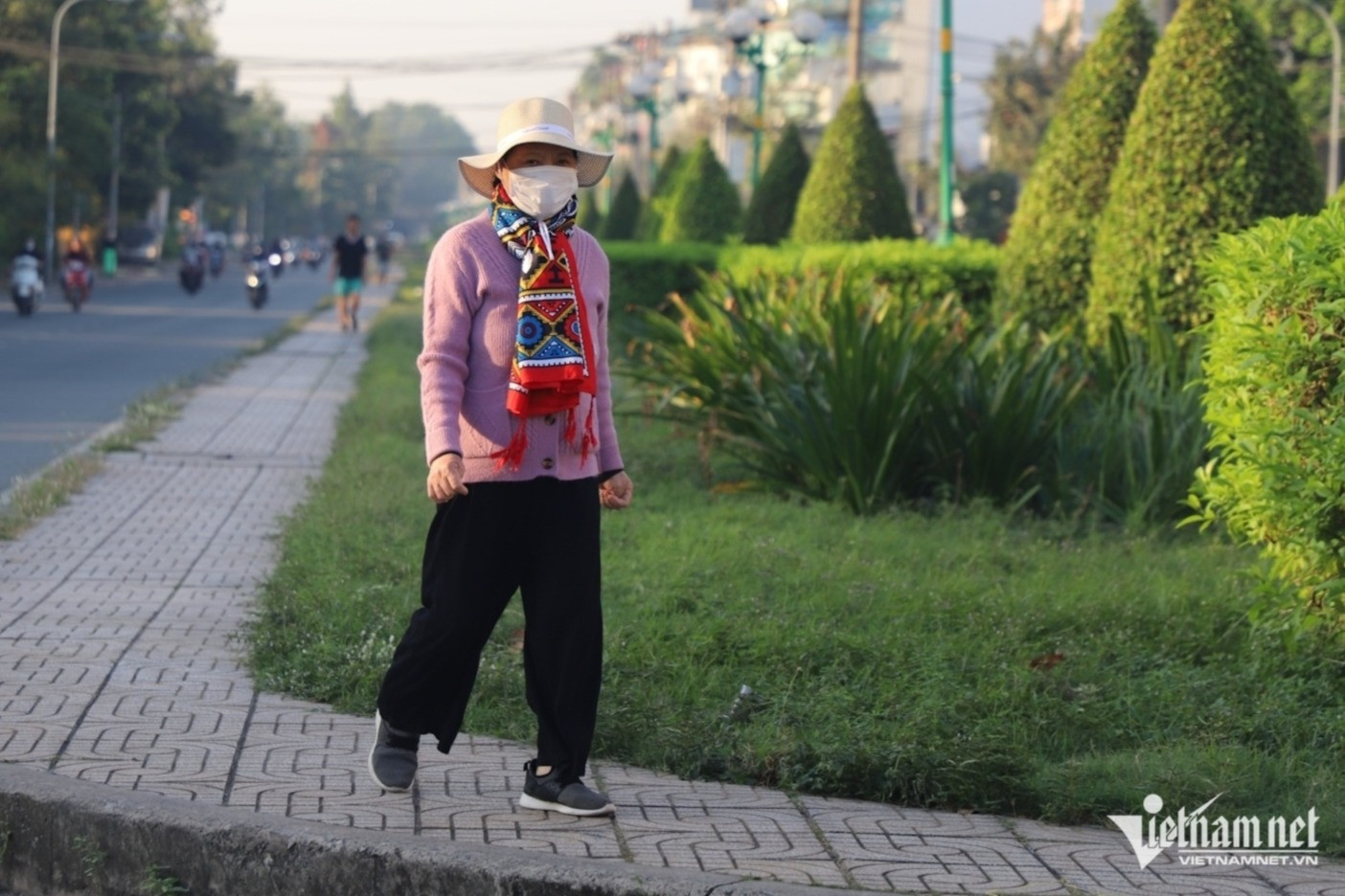 Ho Chi Minh City wakes to rare chill, residents wrap up against 17°C cold