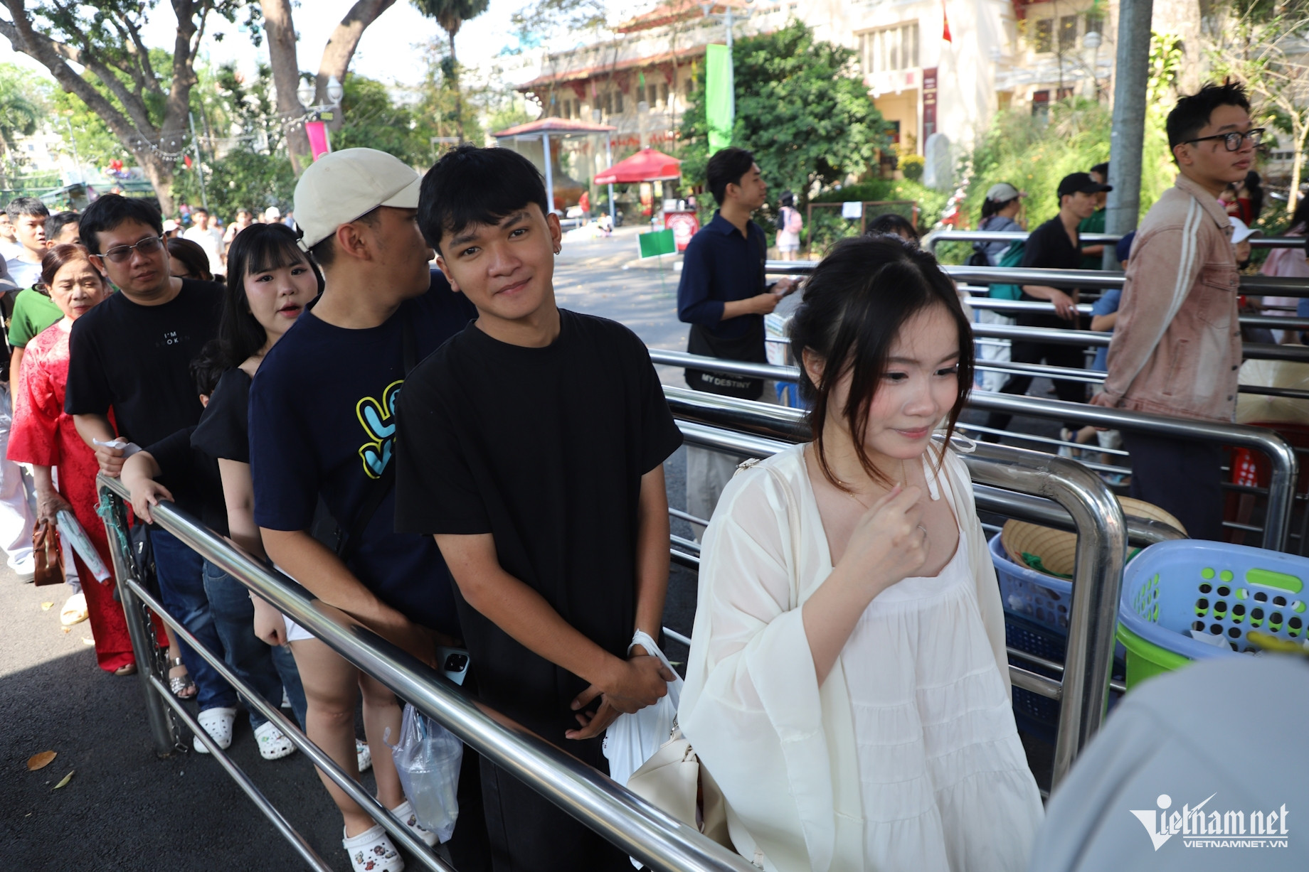 TPHCM: Đường hoa, khu vui chơi ken đặc khách ngày cuối kỳ nghỉ Tết Bính Ngọ