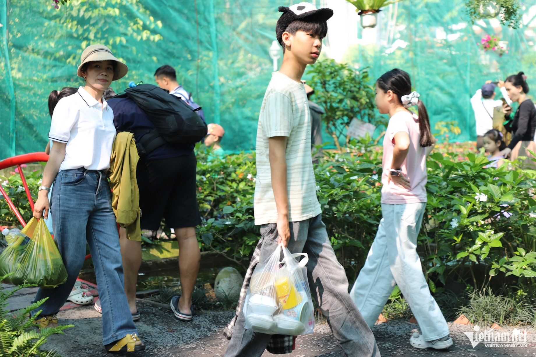 TPHCM: Đường hoa, khu vui chơi ken đặc khách ngày cuối kỳ nghỉ Tết Bính Ngọ