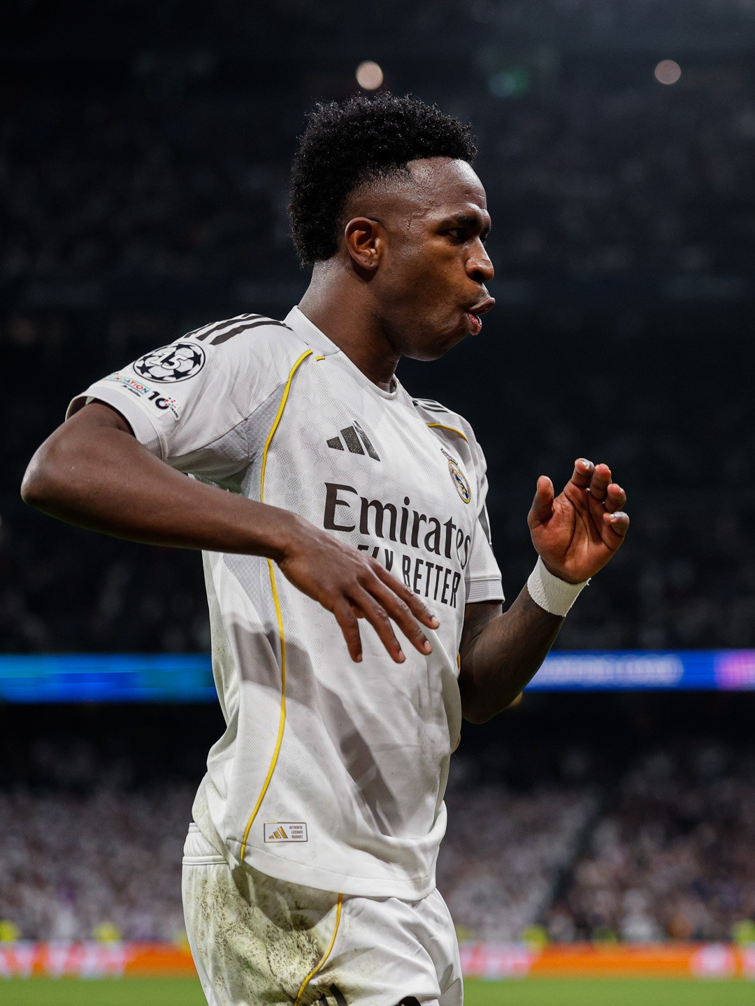 Vinicius lập công, Real Madrid loai Benfica và Mourinho khỏi C1