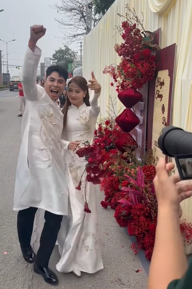 MC Huyền Trang VTV đeo vàng kín tay, đon đả bên mẹ chồng ở lễ ăn hỏi ...