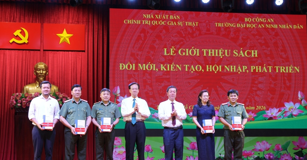 Nguyên Thủ tướng Nguyễn Tấn Dũng ra mắt sách