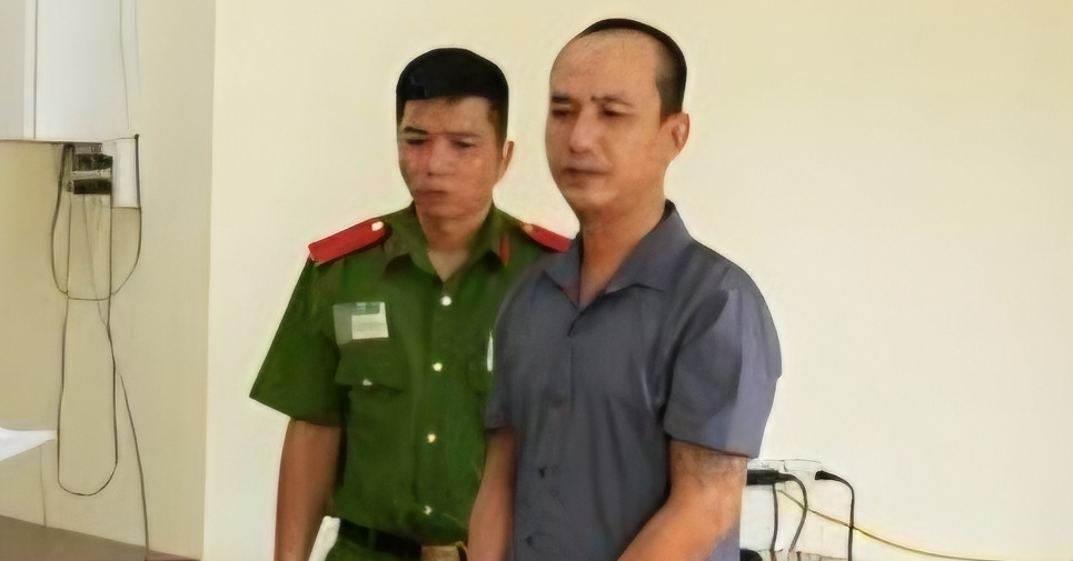 Bắt tạm giam gã đàn ông dùng ly thủy tinh, ghế nhựa đánh vợ hờ tại quán ...