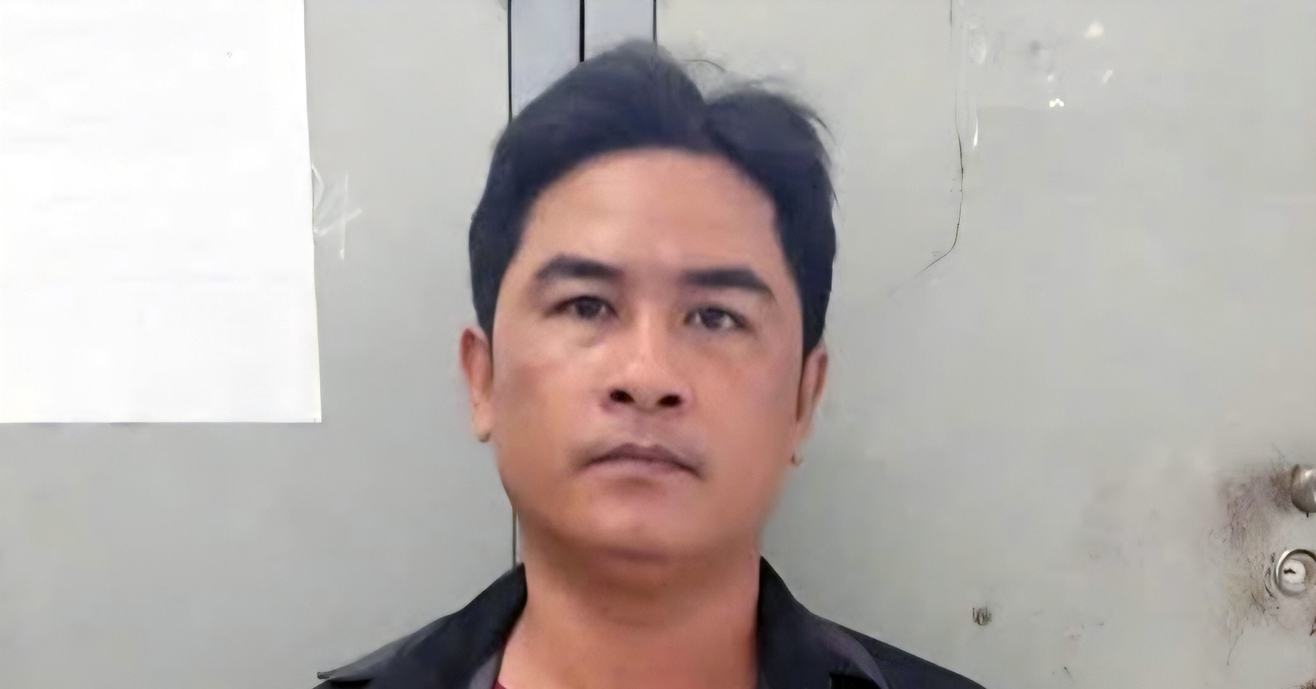 Bắt tạm giam người đàn ông đập phá ô tô sau mâu thuẫn vì tiếng còi xe