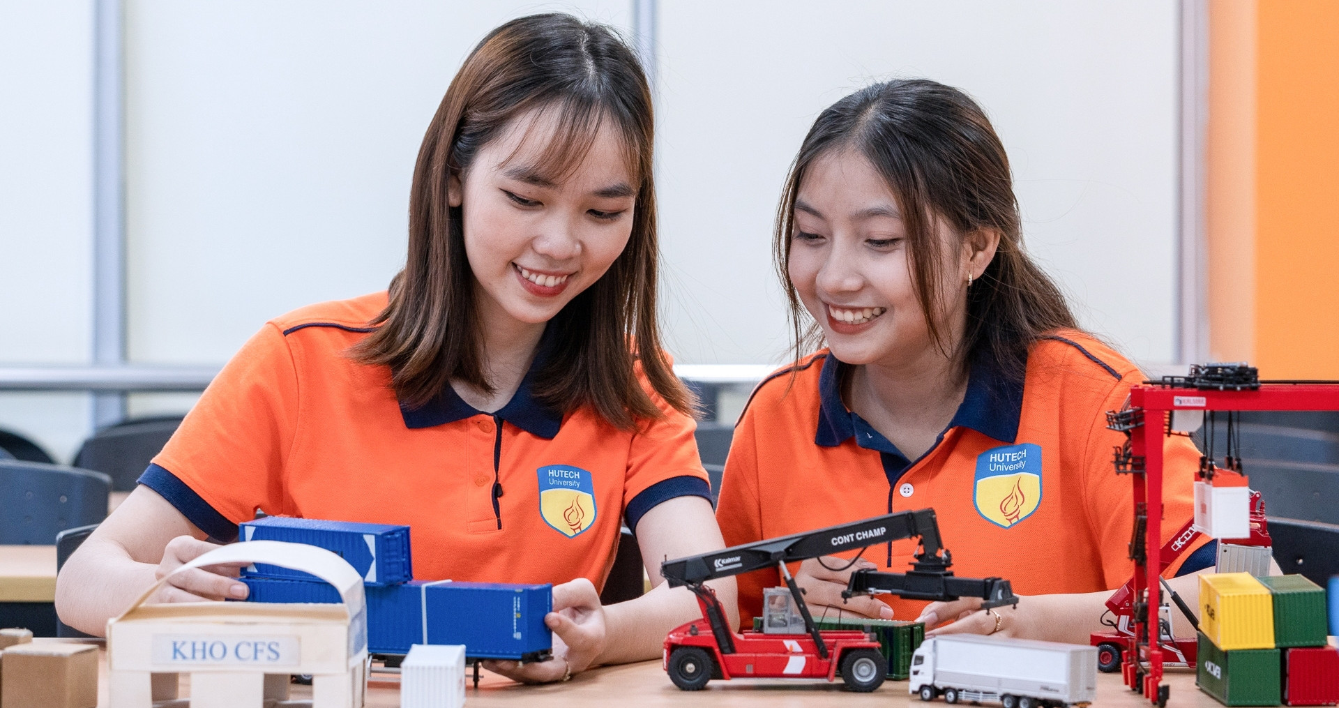 Logistics HUTECH: Việc làm cho Gen Z, từ đơn hàng online đến cảng biển ...