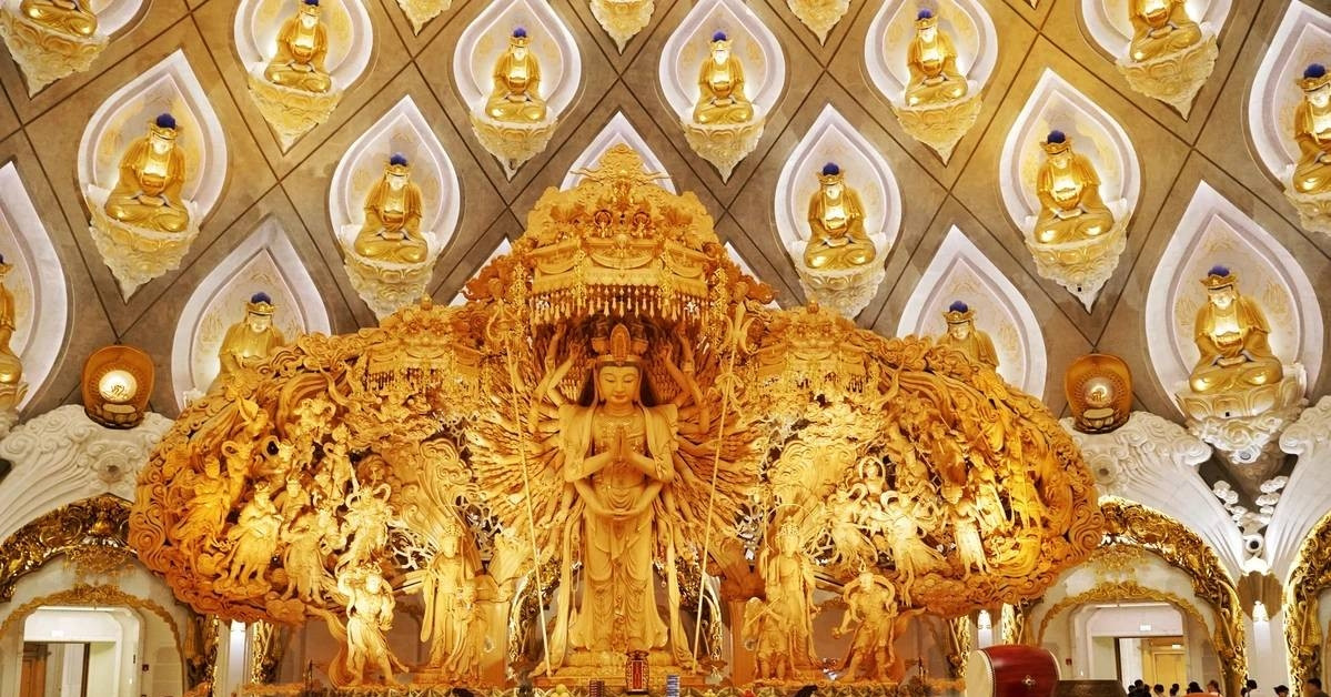Mái vòm phủ kín tượng Phật khiến du khách choáng ngợp, ngỡ như ở thế ...