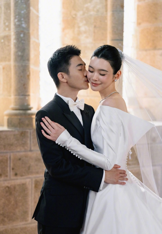 Lingerie supermodel He Mengyao burst into tears at her wedding to the ...