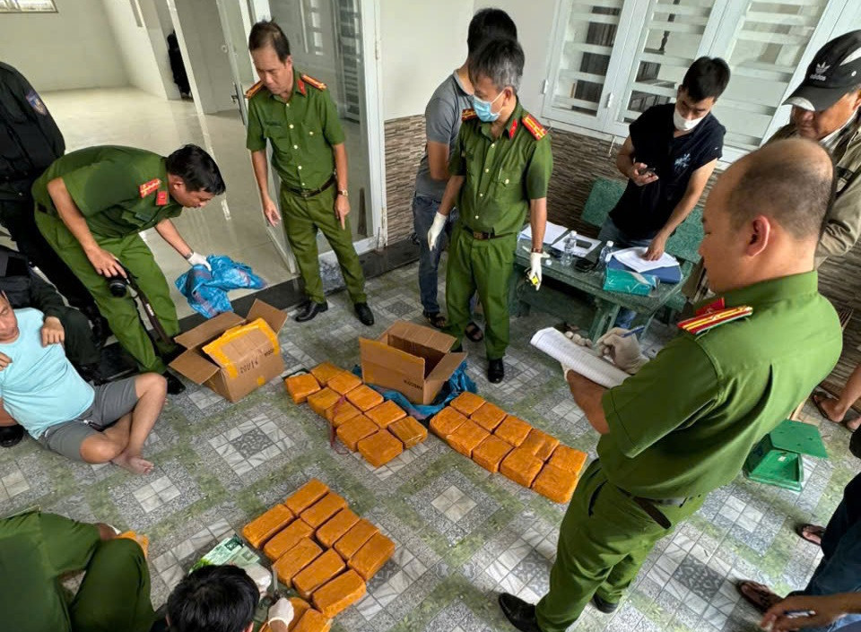 Cross-border drug ring busted with weapons and 60kg of narcotics