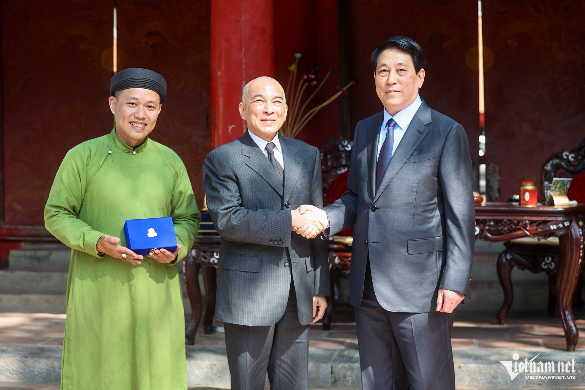 President Luong Cuong hosts Cambodian King at Hanoi’s Temple of Literature