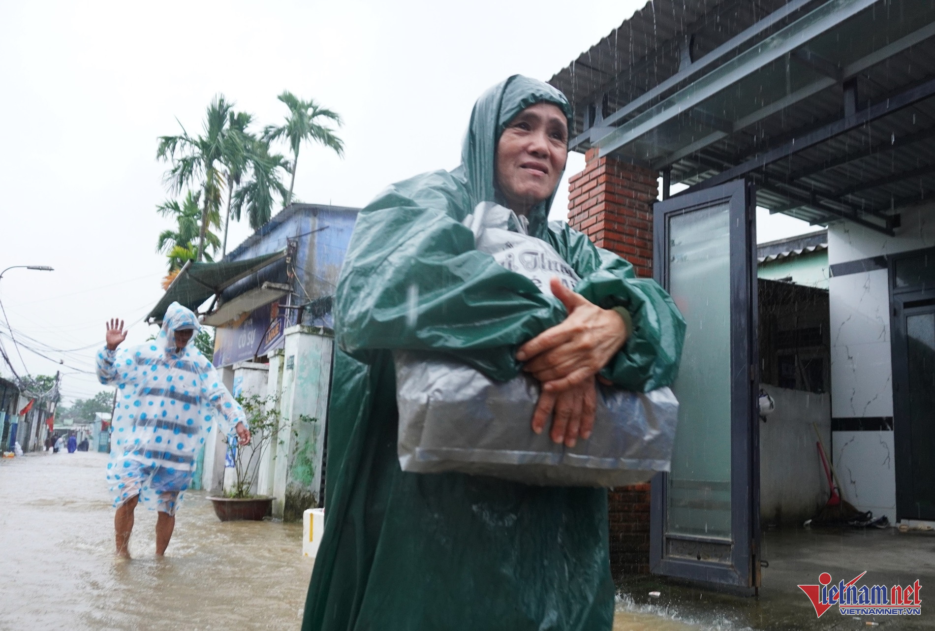 Da Nang residents evacuate amid severe flooding and rapidly rising waters