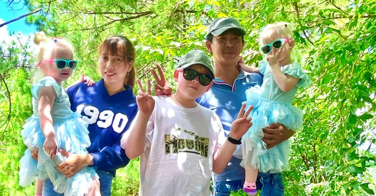 Albino twin sisters in Soc Trang help family improve their lives