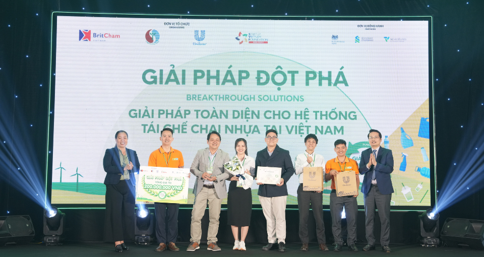 Vietnam's battle against plastic waste gains momentum with innovative ...