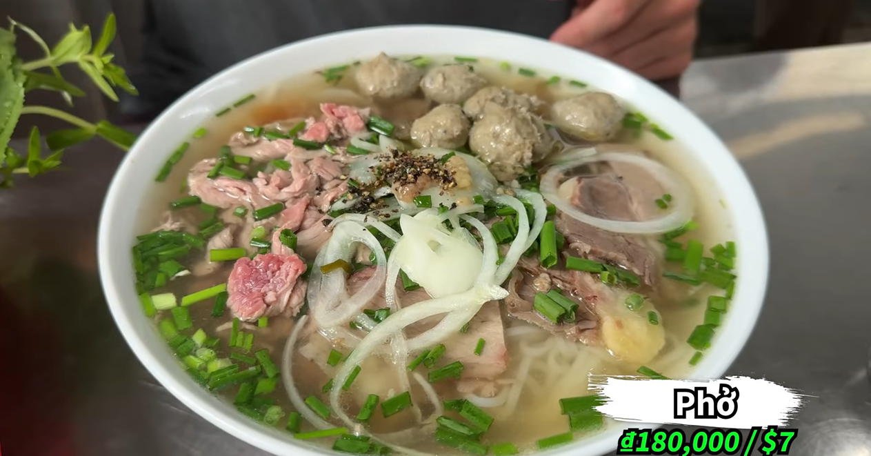 American expat tries 'giant' version of pho in HCM City