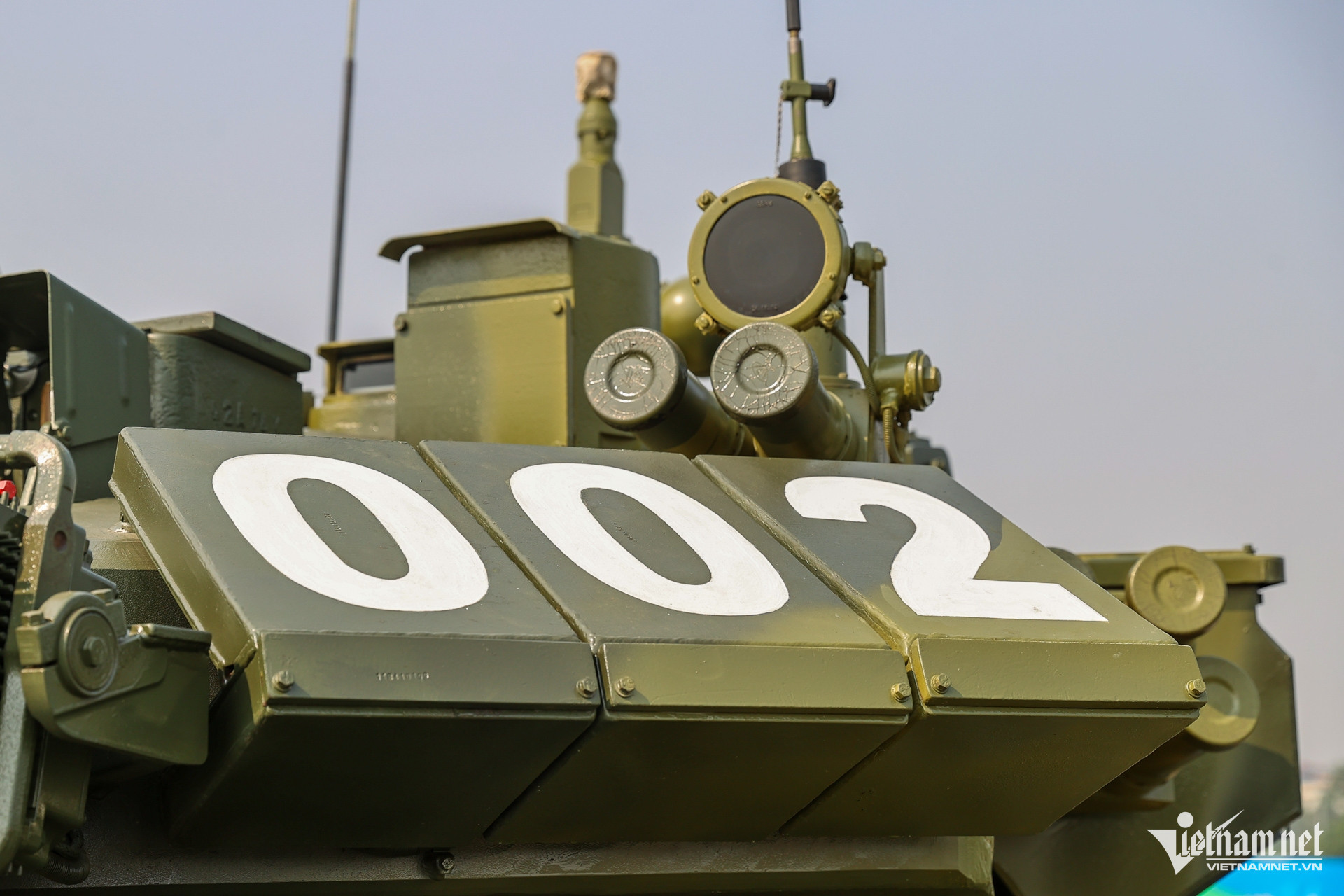 Vietnam’s T-90 tanks showcase strength at Defense Expo