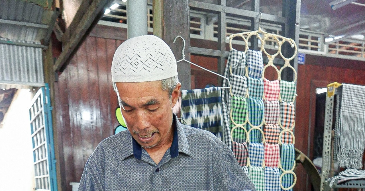Cham man preserves traditional brocade weaving, welcomes visitors