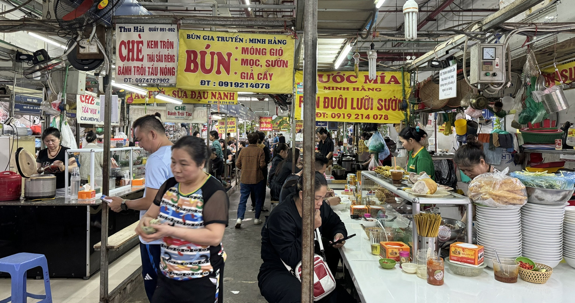Mo Market: The hidden food paradise in the heart of Hanoi