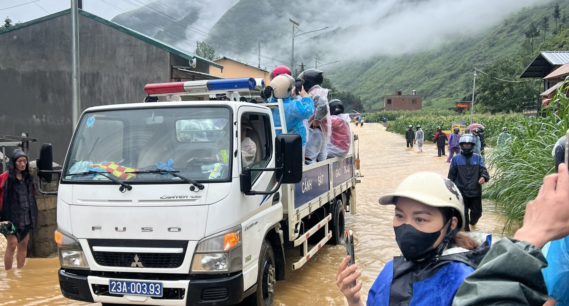 Efforts underway to rescue 1,000 tourists stranded in Ha Giang amidst ...