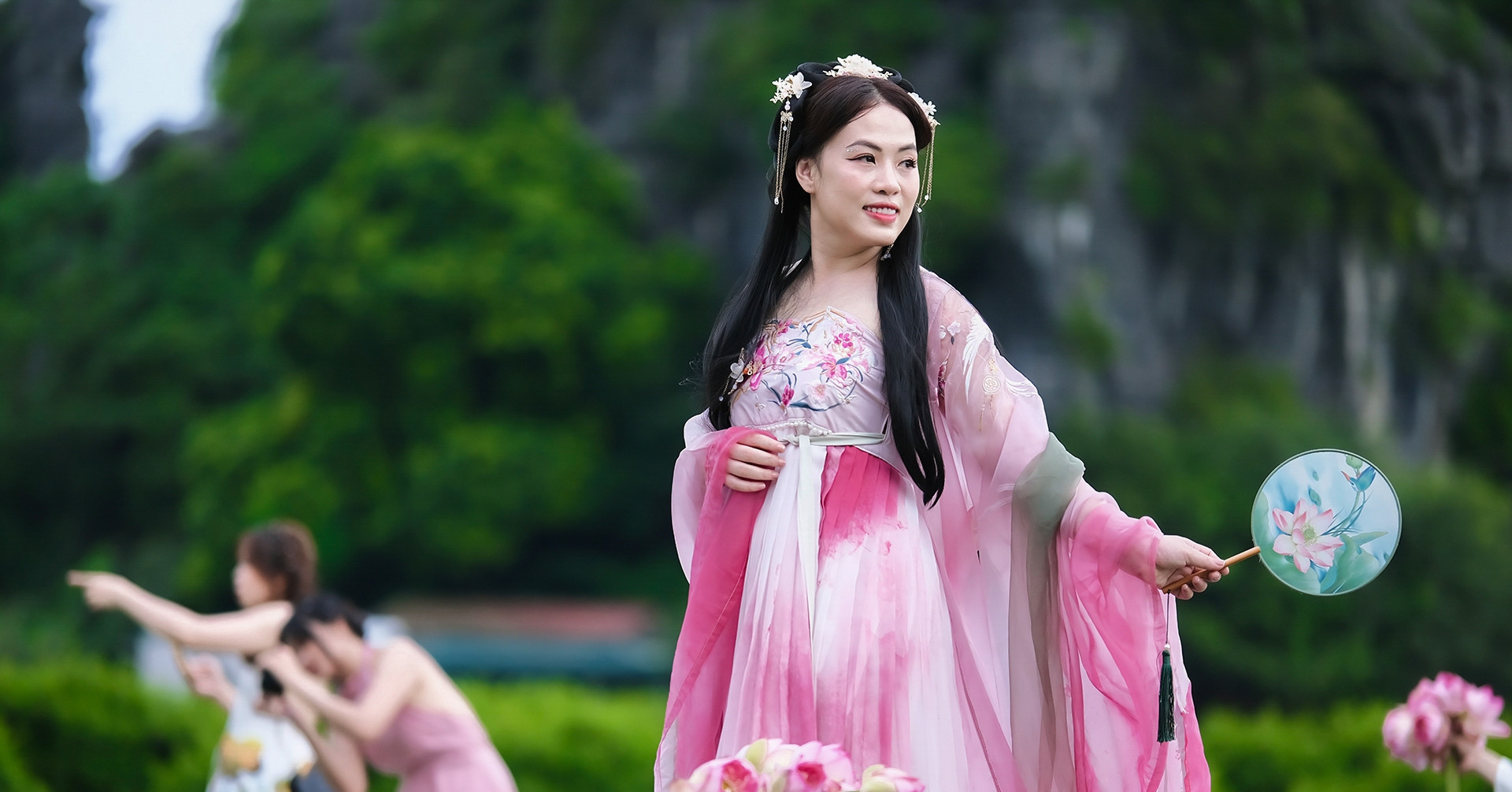 Ninh Binh's lotus pond draws crowds, overwhelming hosts with beauty