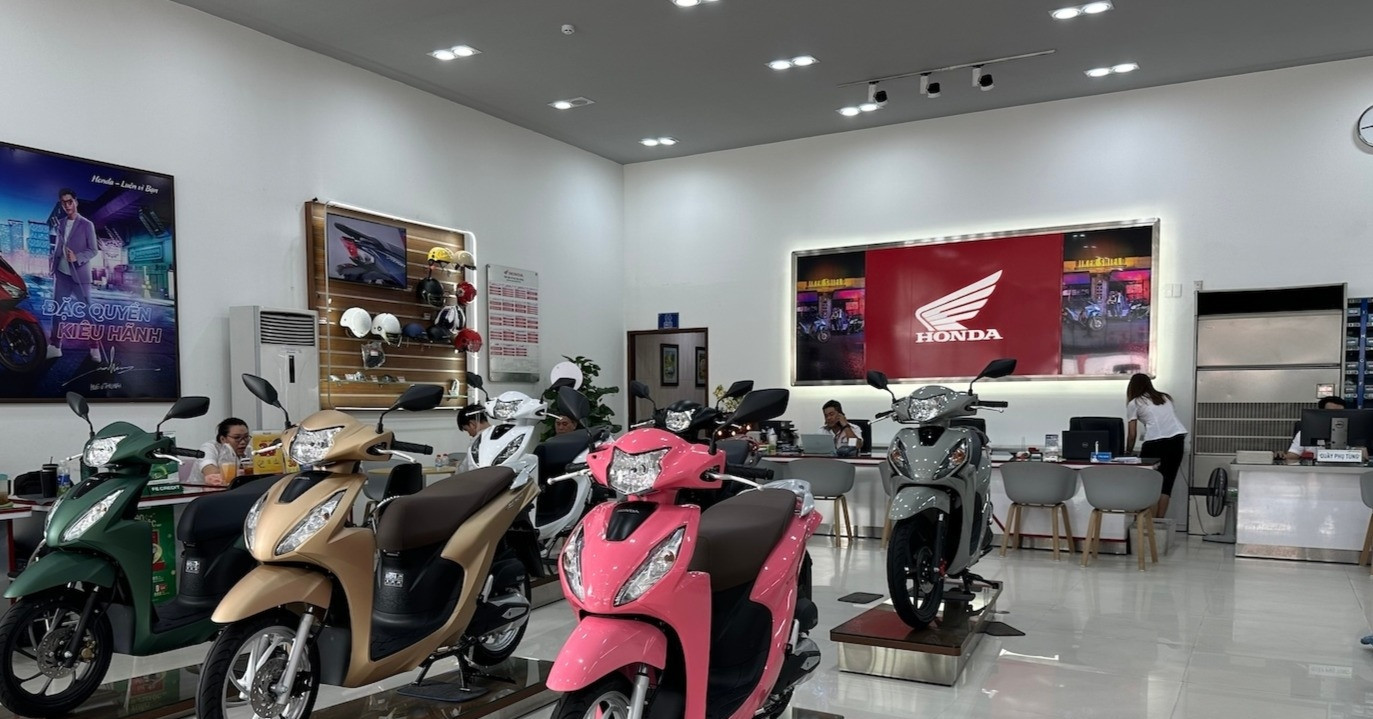 Despite poor sales, motorbike dealers keep prices at high levels