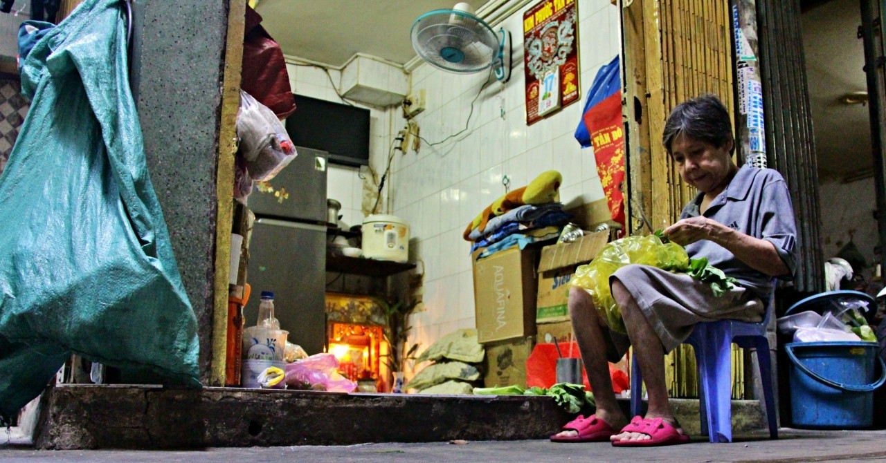 Why do Saigonese continue to live in 2-3 sq m rooms?
