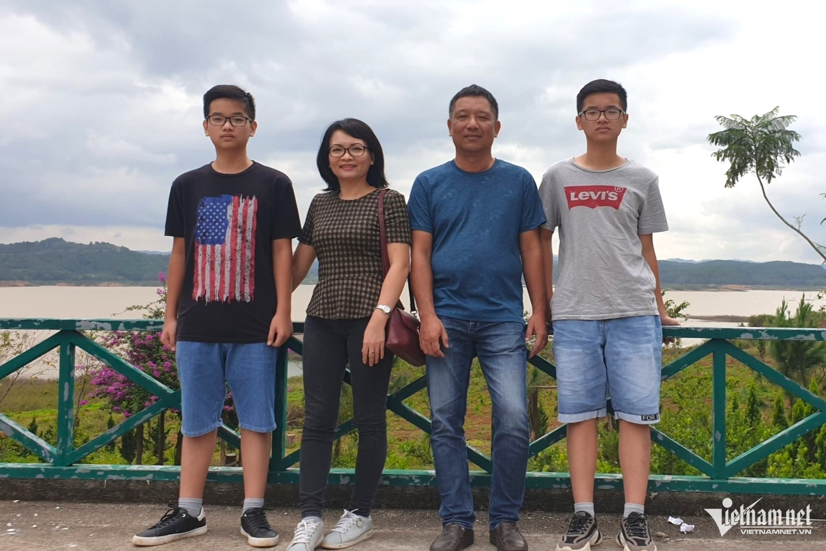 Hanoi twins make headlines with identical exam scores