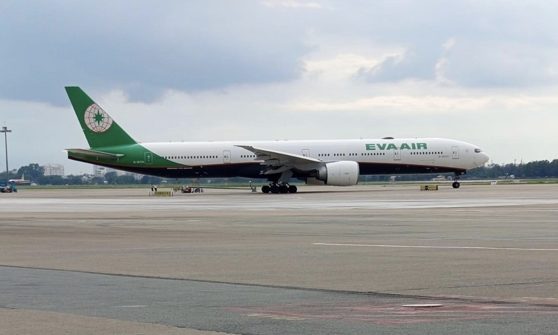 EVA Air Boeing 777 wing damaged in light pole collision at Tan Son Nhat ...