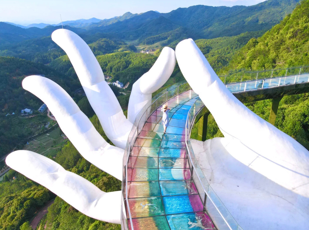 New scenic bridge in China draws comparisons to Da Nang’s Golden Bridge