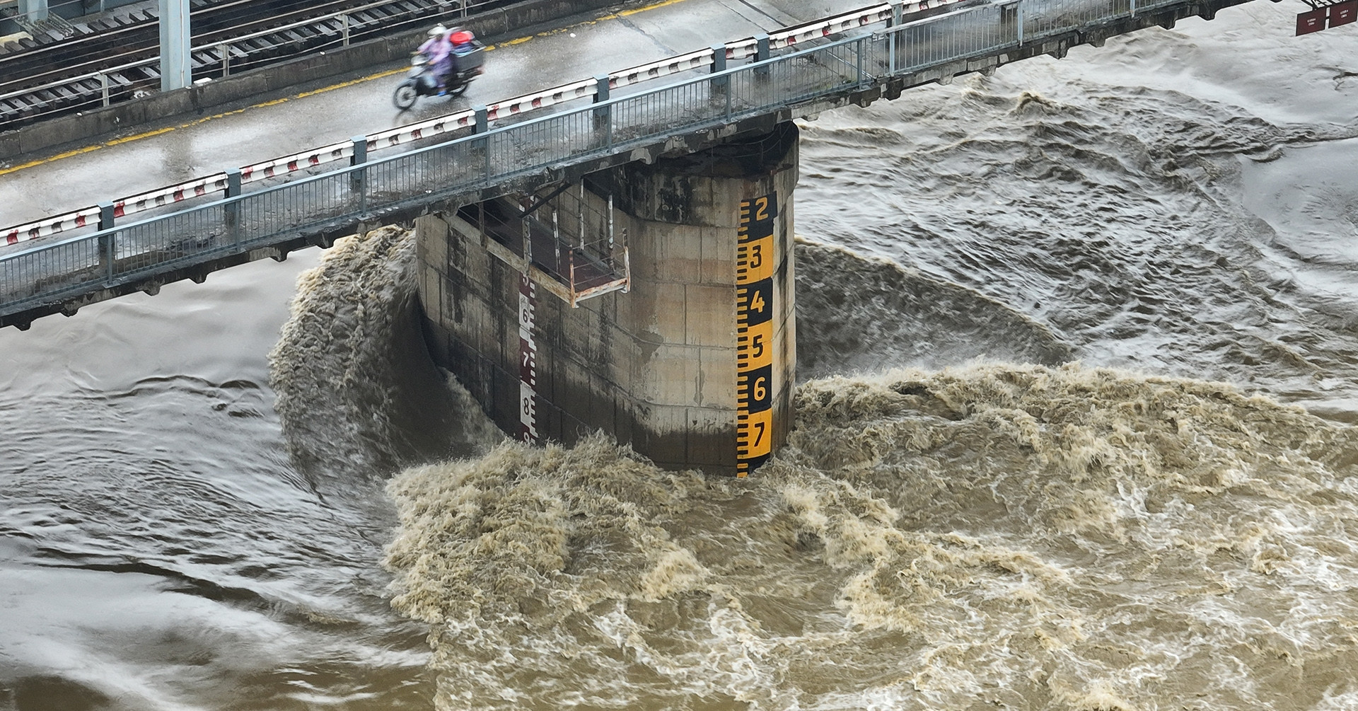 Dangerous water levels recorded at major rivers near Hanoi